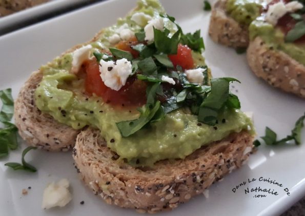 Toasts à l'avocat, salsa et feta