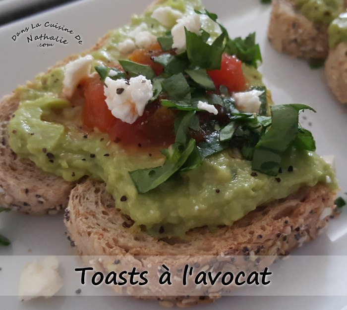 Toasts à l'avocat, salsa et feta